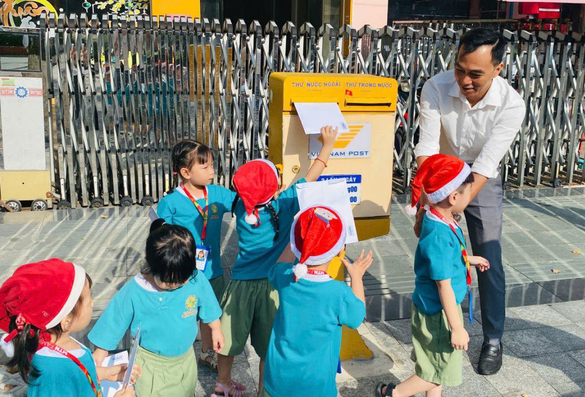 Học sinh Trường Mầm non Mặt Trời Nhỏ trải nghiệm hoạt động tại Bưu điện ...